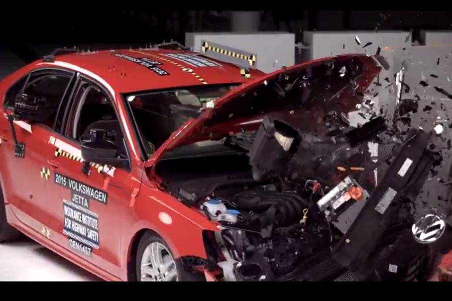 Πολύ ανθεκτικό το Volkswagen Jetta σε crash test (+video) - AutoGreekNews