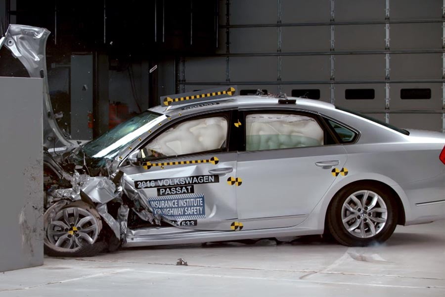 Κορυφαία ασφάλεια το VW Passat στα crash tests του IIHS (+video ...