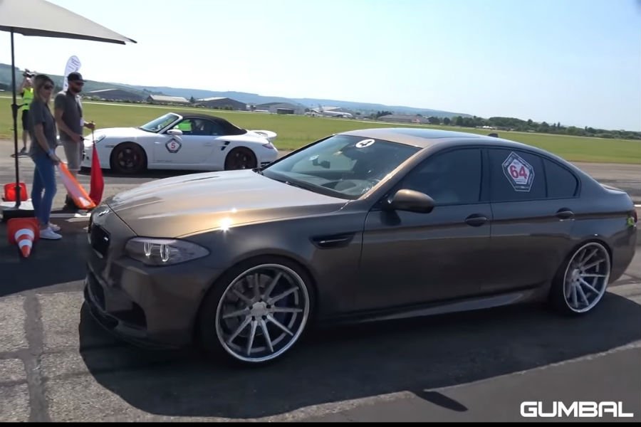 Βελτιωμένη BMW M5 720 ίππων τα βάζει με supercars (+video) - AutoGreekNews