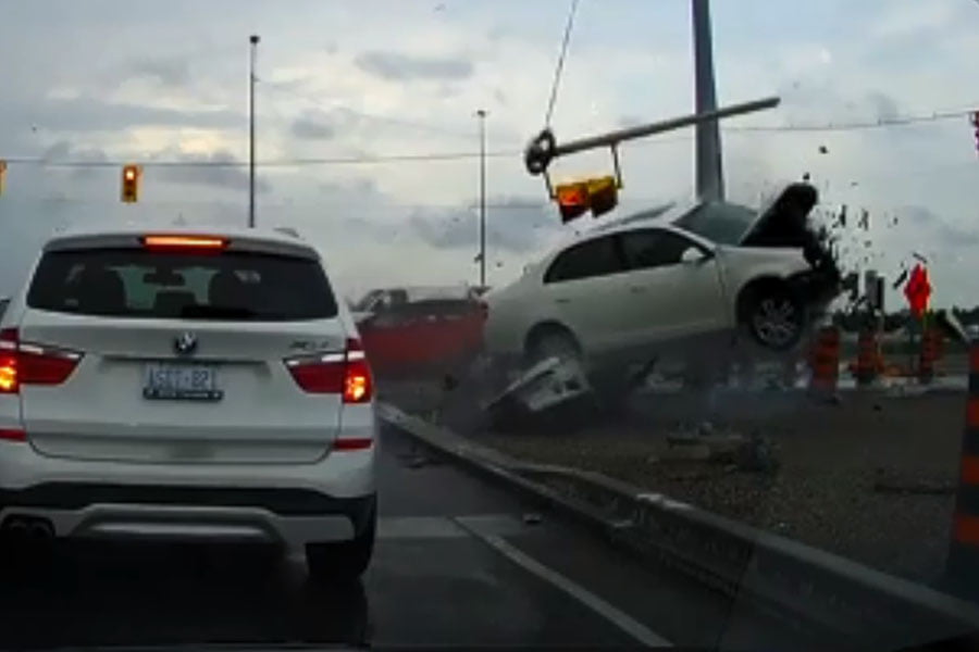 Σοκαριστική σύγκρουση σε διασταύρωση (+video) - AutoGreekNews