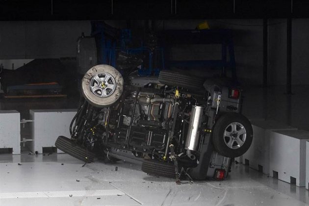 Ανατράπηκε το Jeep Wrangler σε crash test (+video) - AutoGreekNews